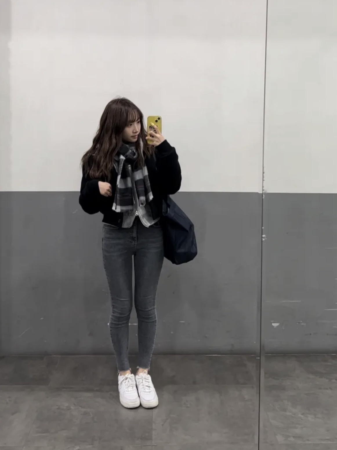 추운날에도 포기 못하는 크롭🖤 | KREAM