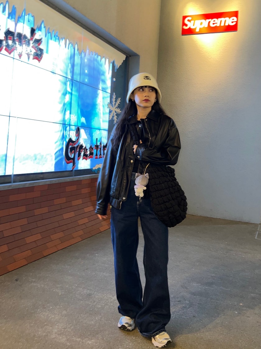 슈프림 앞에서 스투시모자 | KREAM