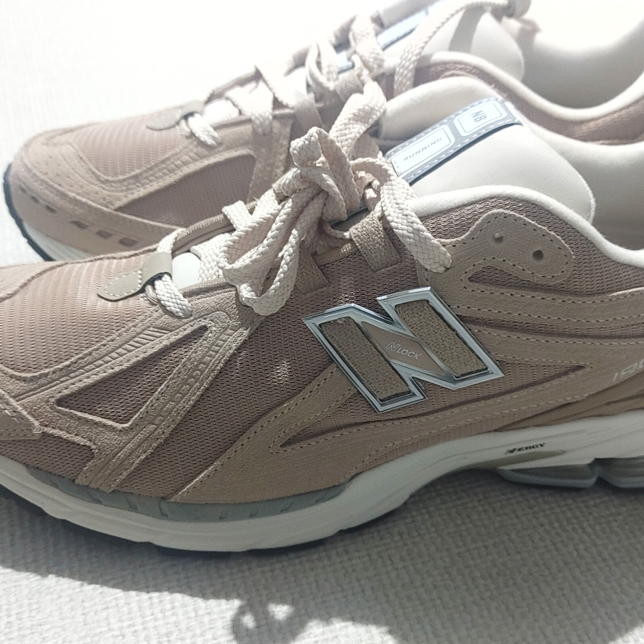 1906 요고 편하고 이쁘고 굿!! | KREAM