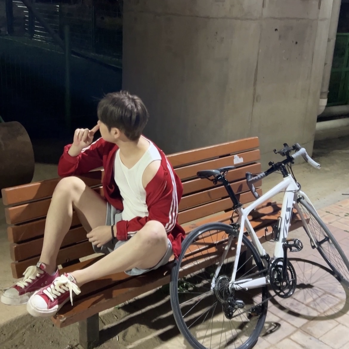 (@lv_o4_e) 님의 게시물 | KREAM