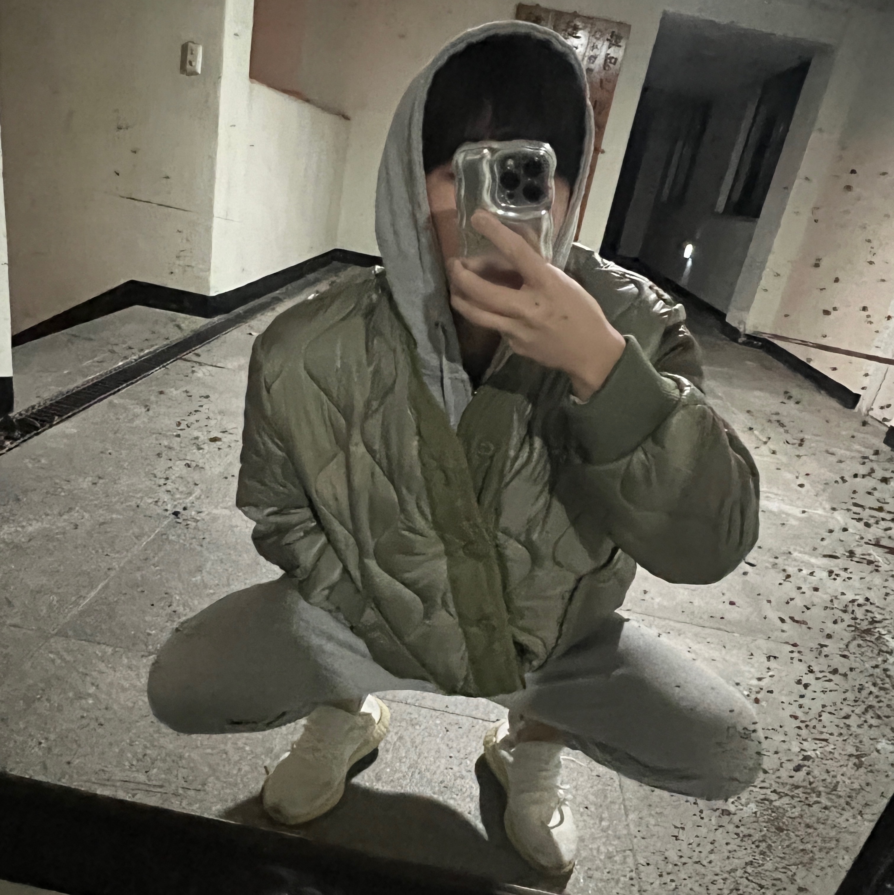 (@lv_o4_e) 님의 게시물 | KREAM