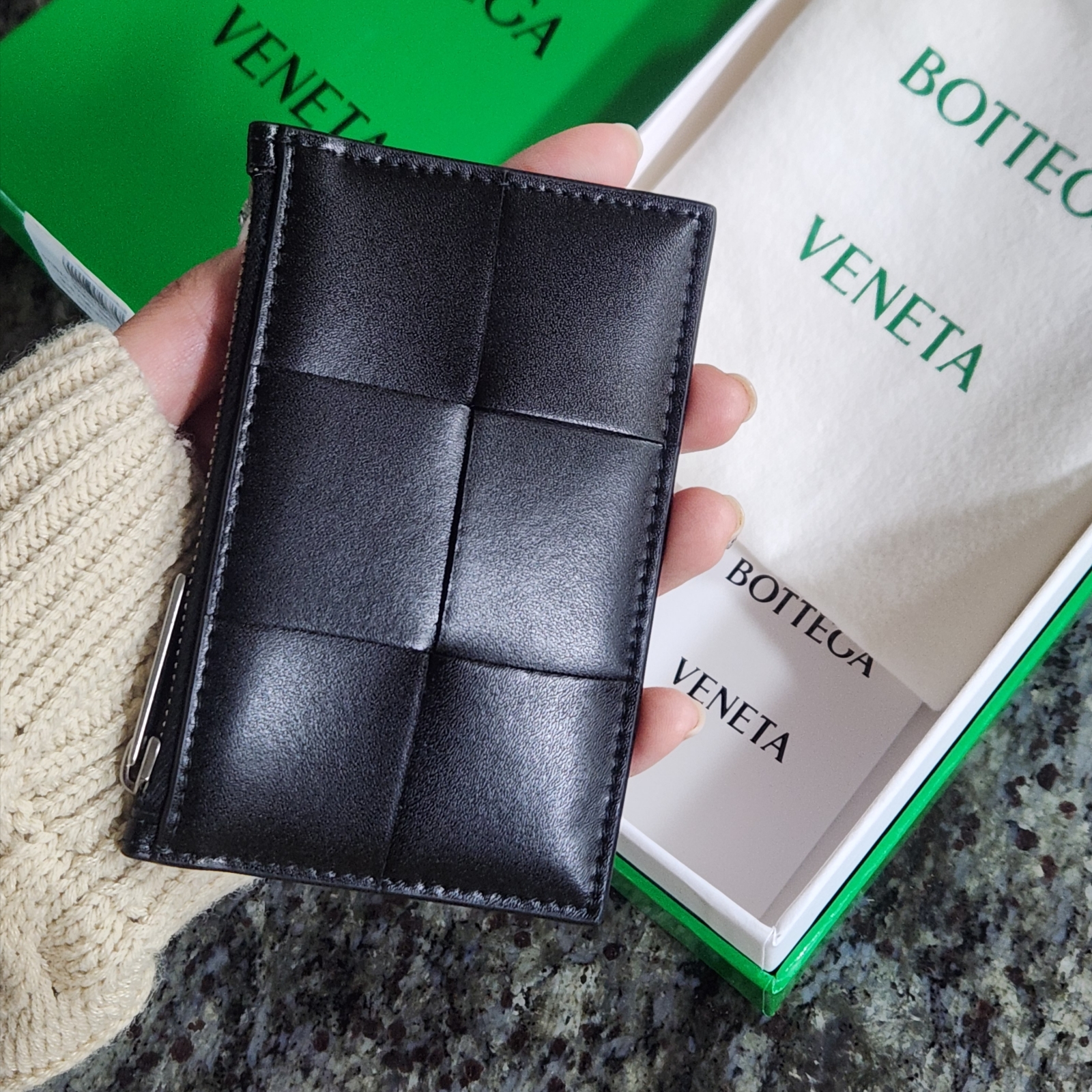 생각했던 것보다 더 작고 예쁨!🖤 | KREAM