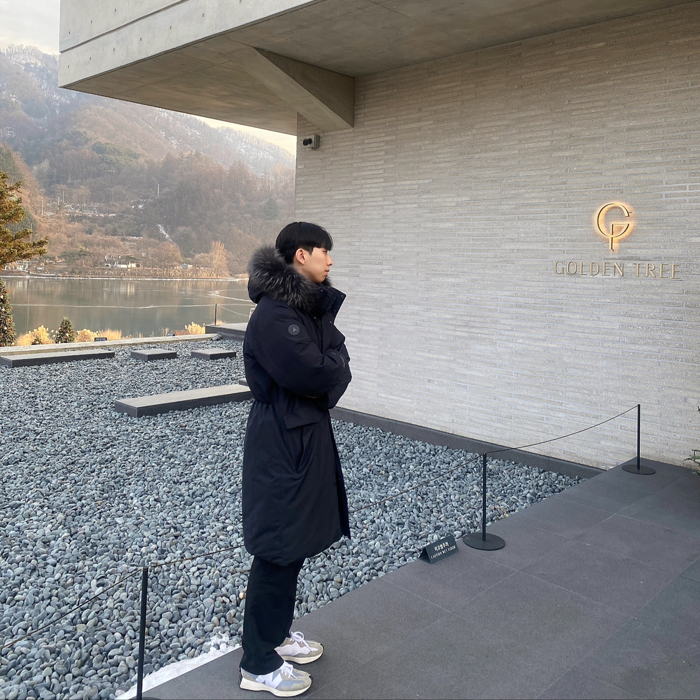 어디에나 잘 어울리는 327 | KREAM