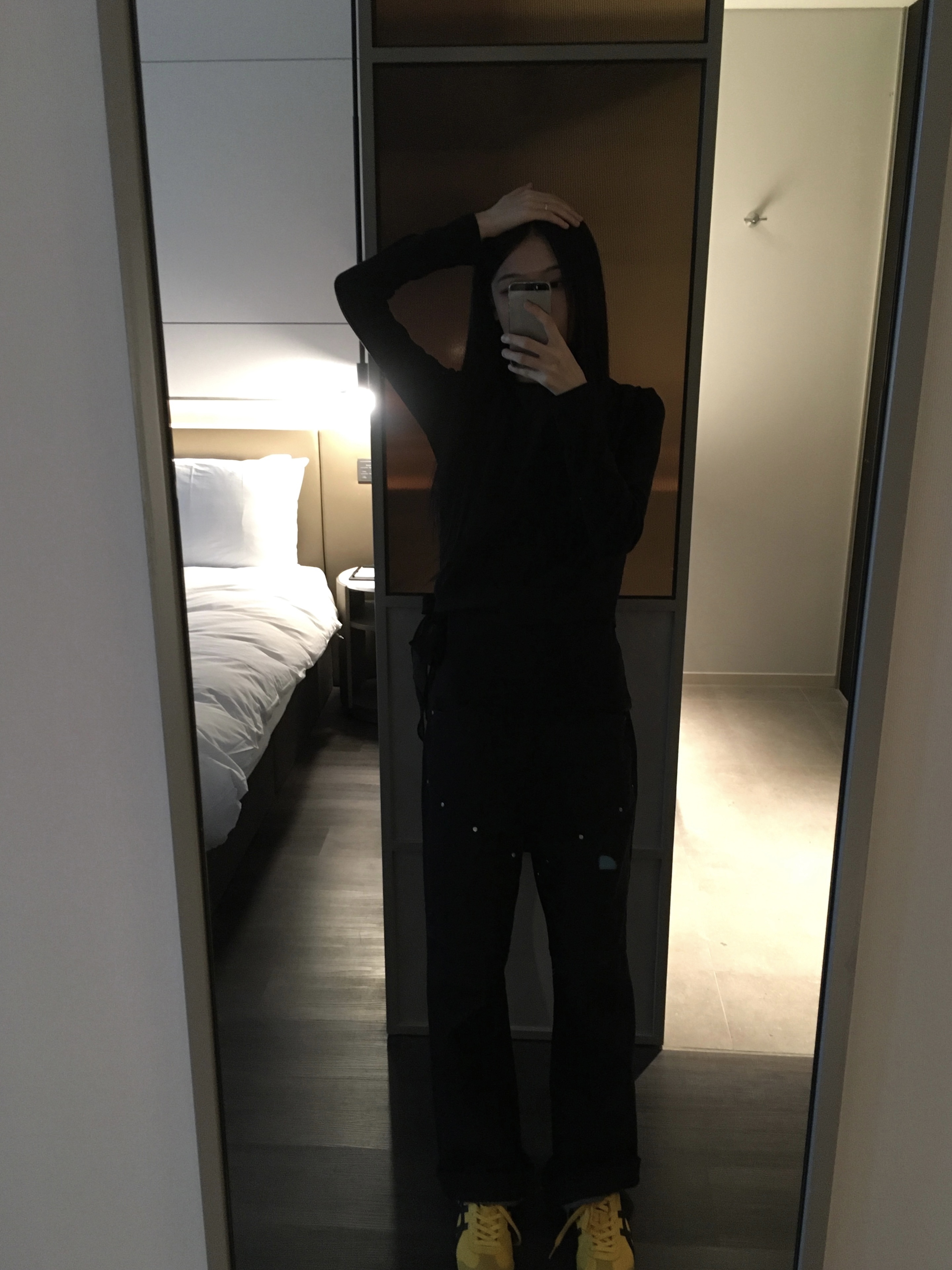 올블랙에 포인트 넣는 맛 | KREAM