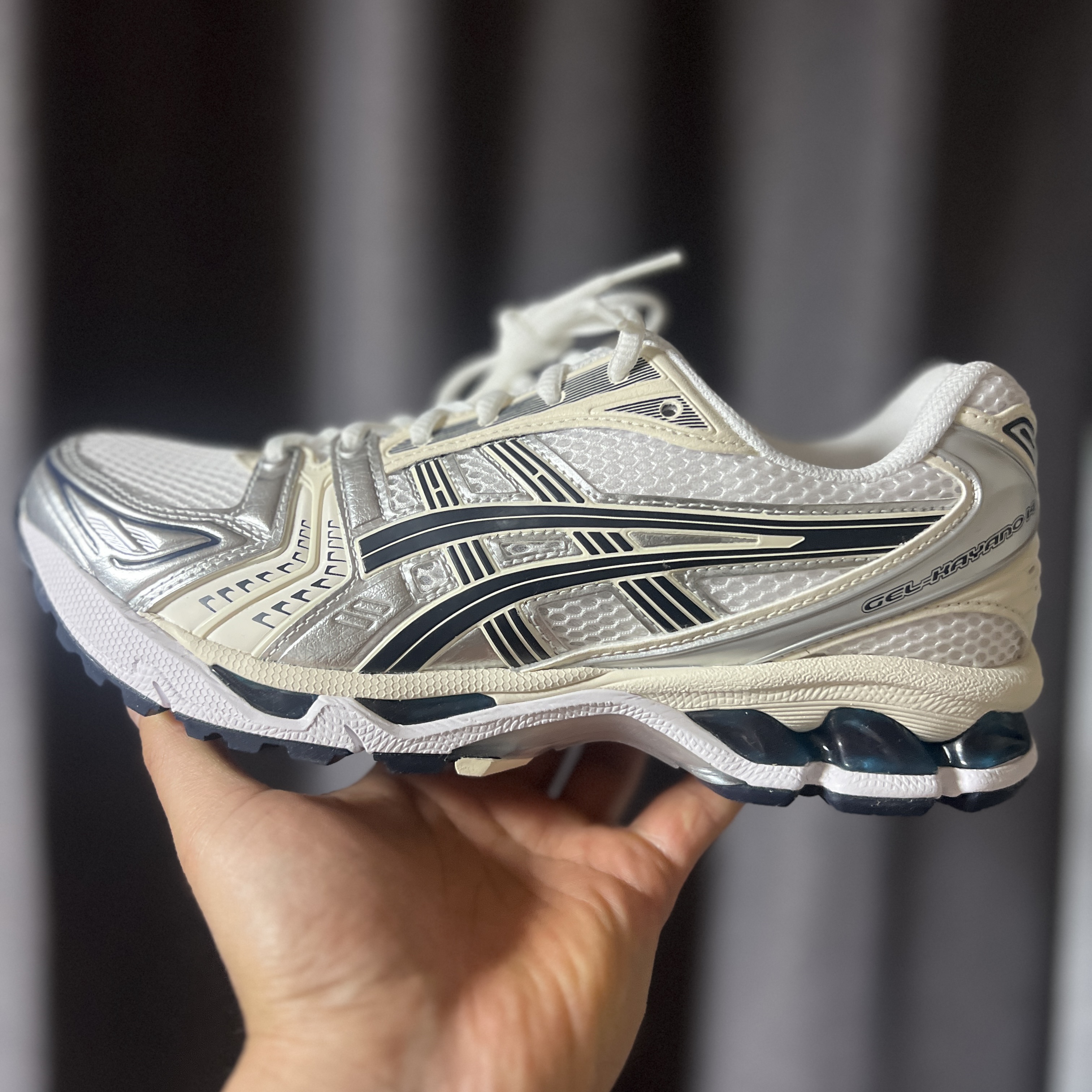 뒤늦게 이제서야 꺼내보는 녀석1업필수 | KREAM