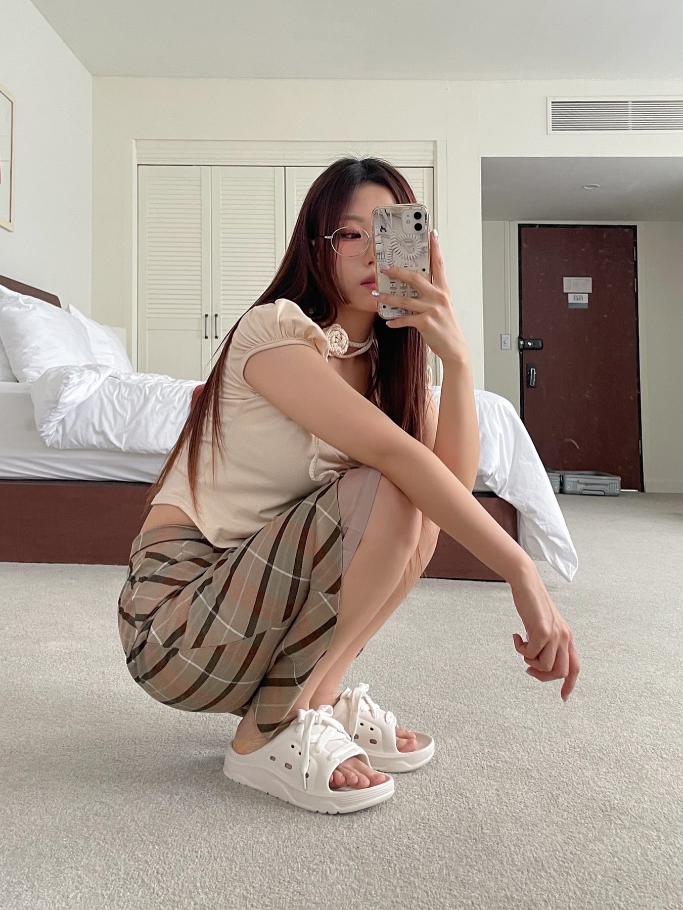 야외룩은 많으니까 실내룩 .. 🤍 | KREAM