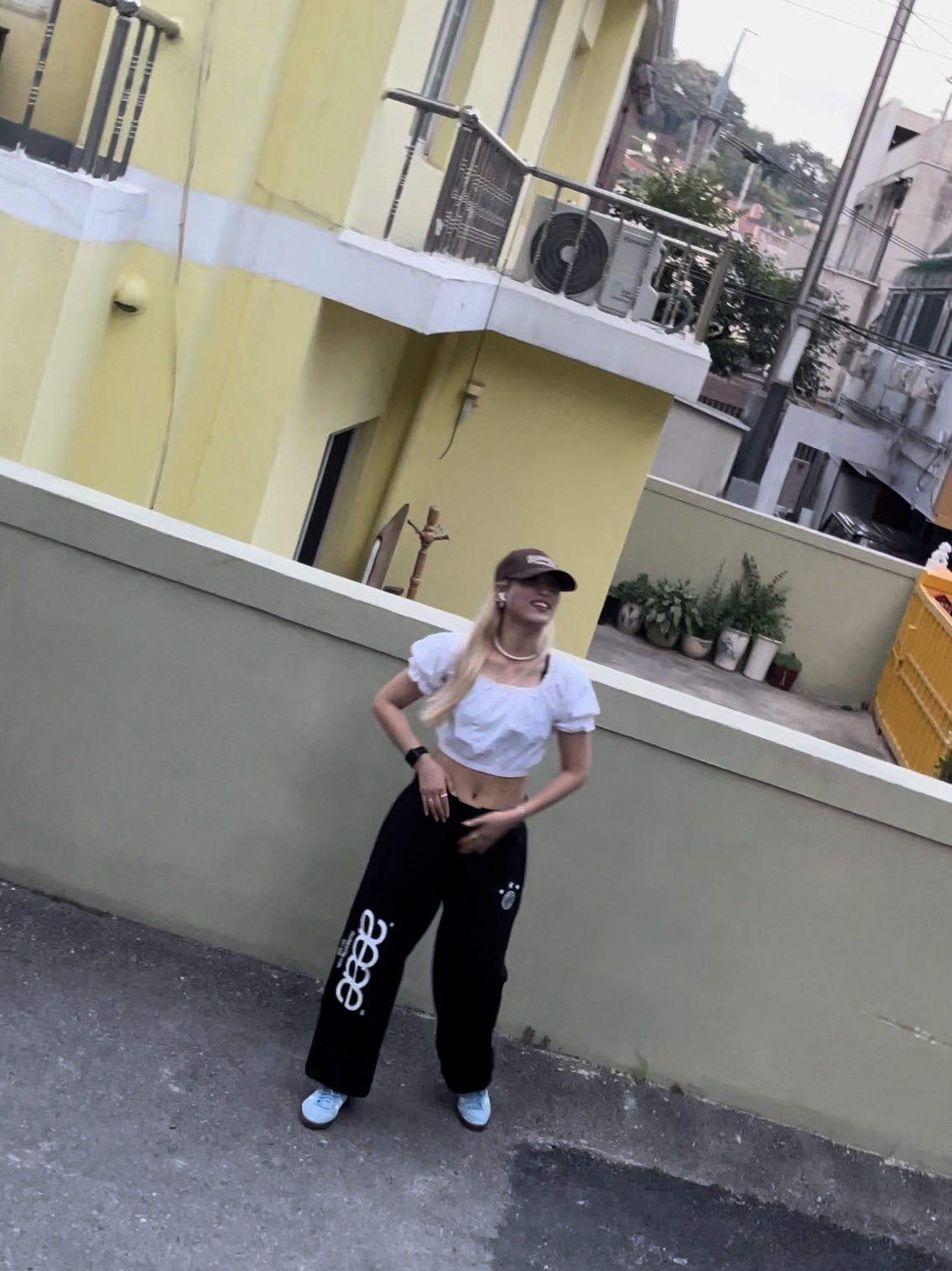 스트릿 룩에 로맨틱 첨가 👟💗 | KREAM