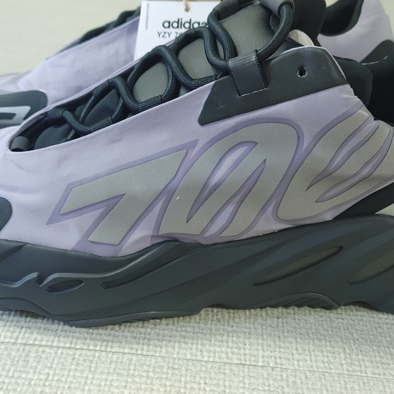 이지700 반값에 GET 제값은... | KREAM