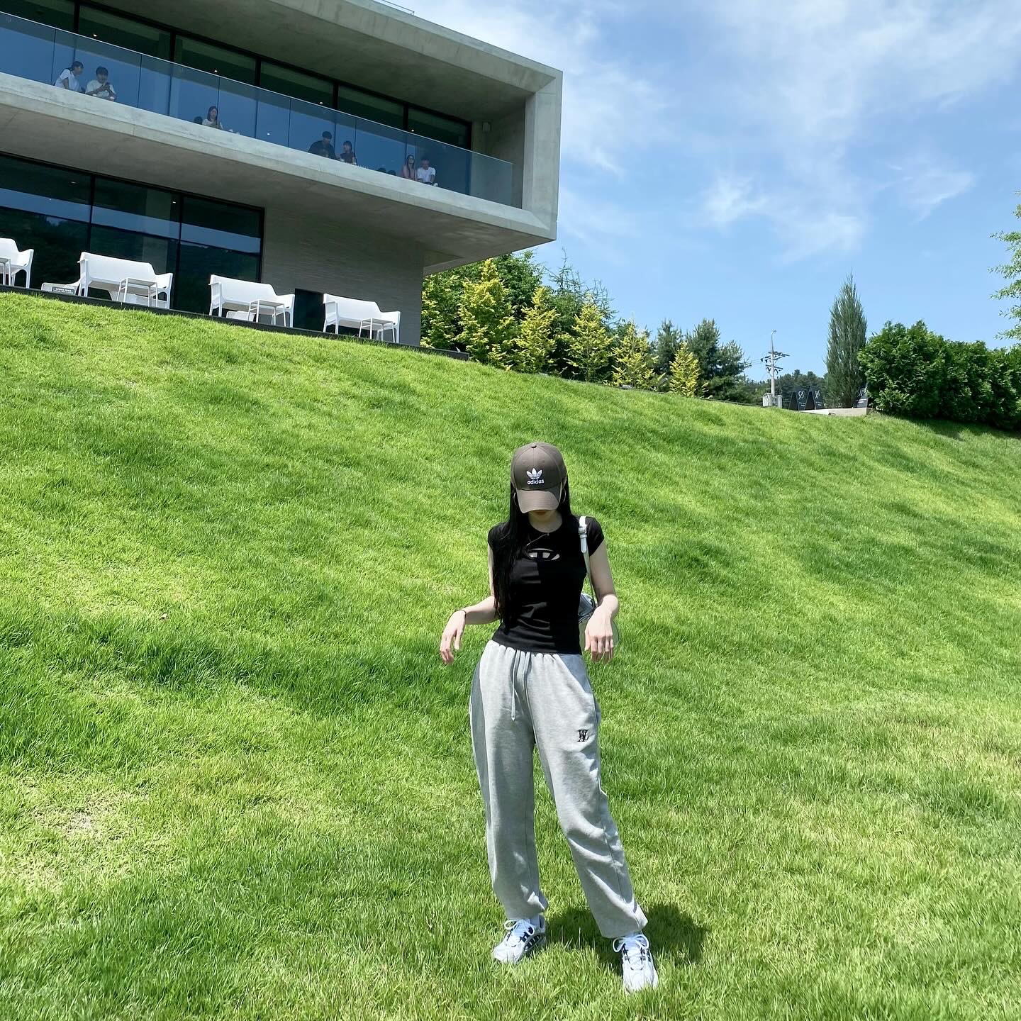 서녜 (@cseonye) 님의 게시물 | KREAM