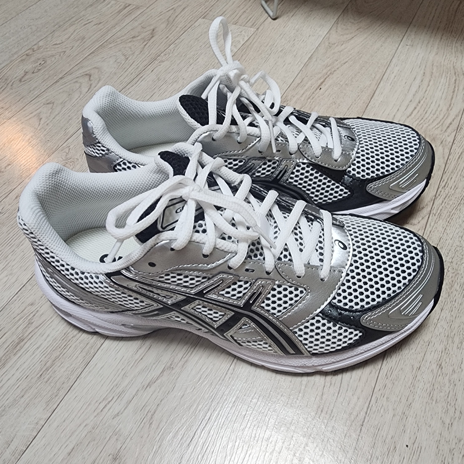 뉴발 260신는데 | KREAM