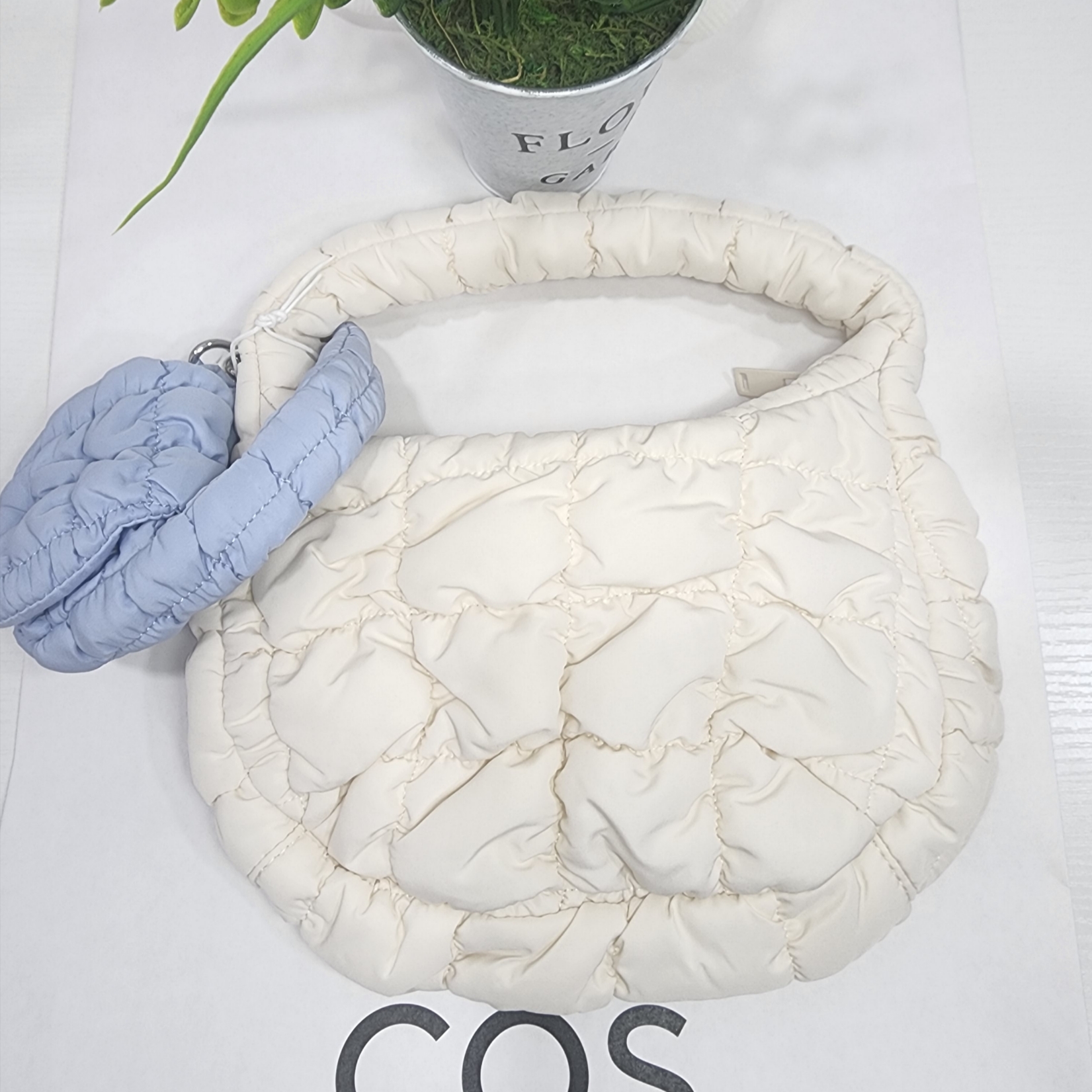 같은 화이트 색상인데 더 밝은 느낌 | KREAM