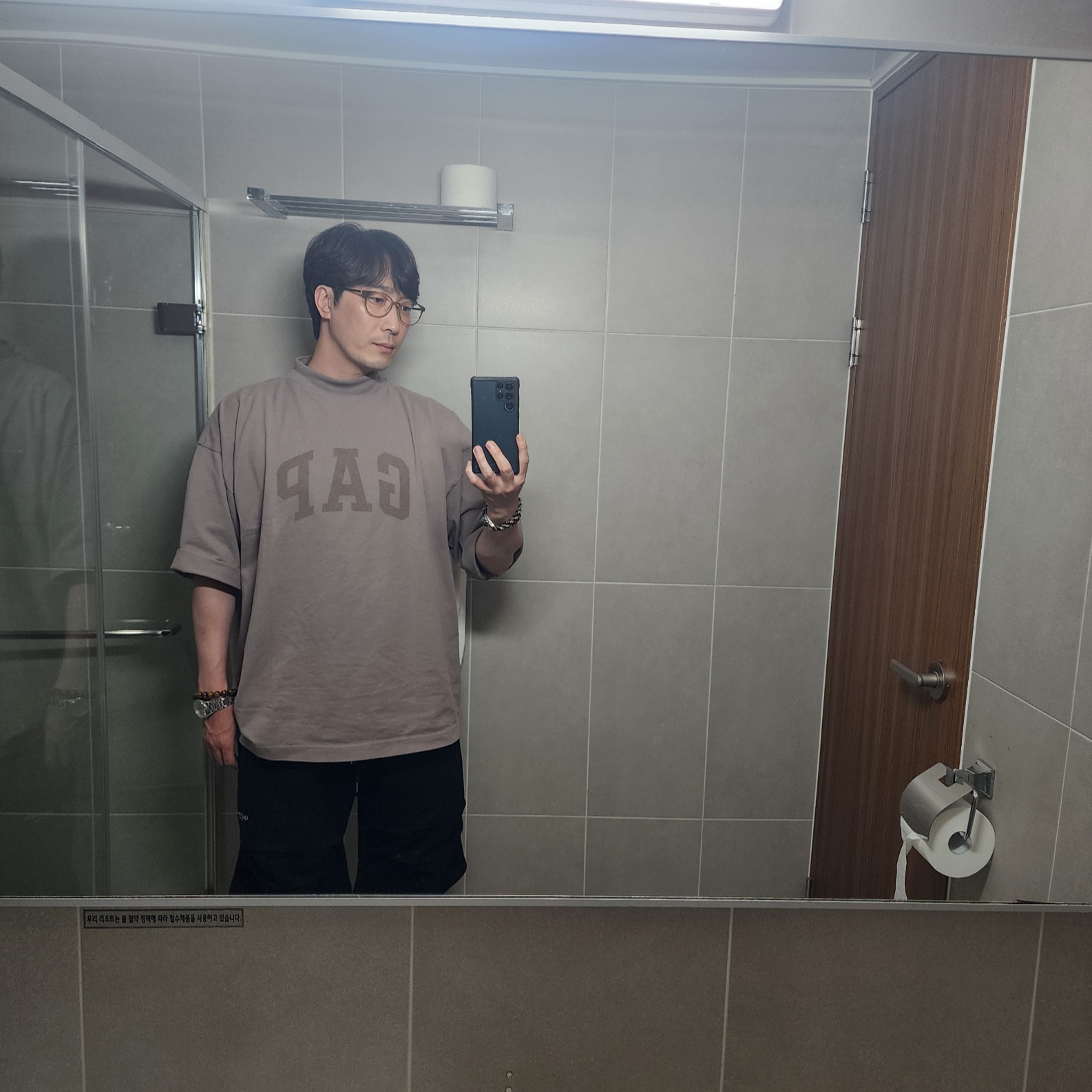 한여름에는 못입을듯 목이 너무더움 | KREAM