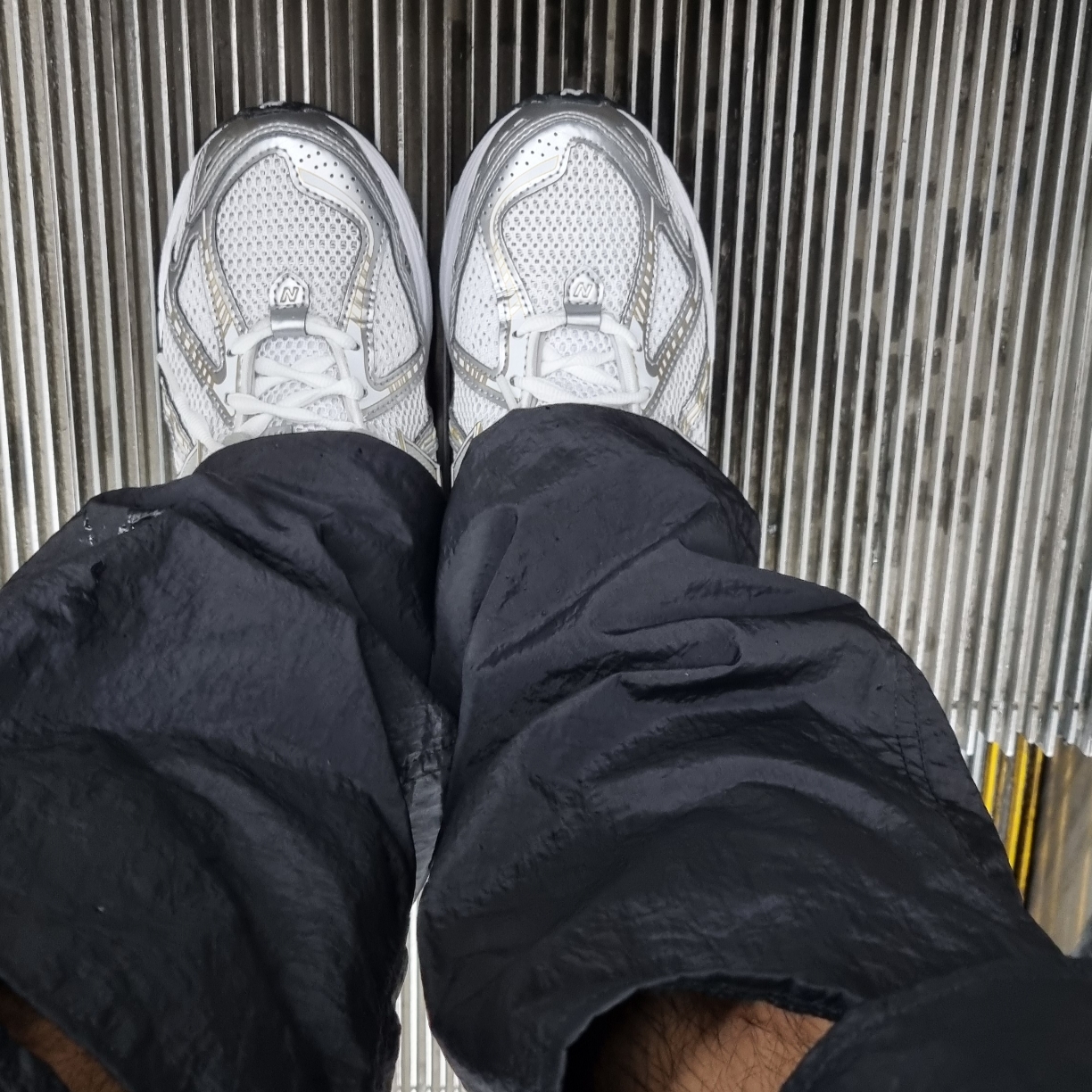 첫 뉴발1906 은색 이쁘네 | KREAM