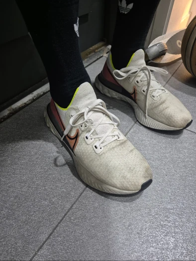 보메로5 vs p6000 | KREAM