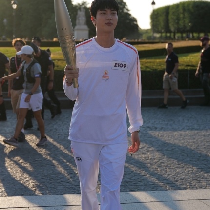 BTS 진, 수천 명 '아미' 환호 | KREAM