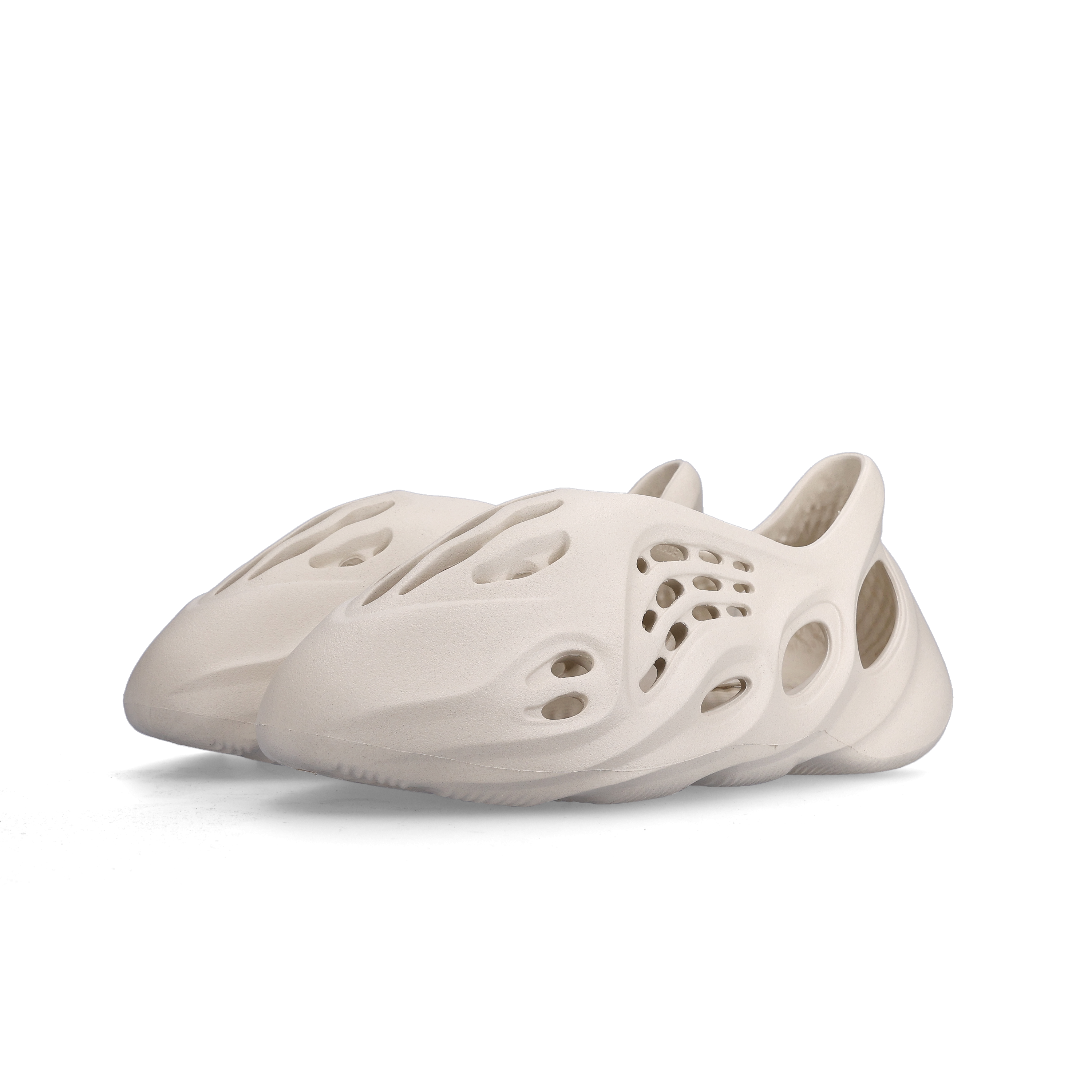 아디다스 이지 폼 러너 샌드 | KREAM