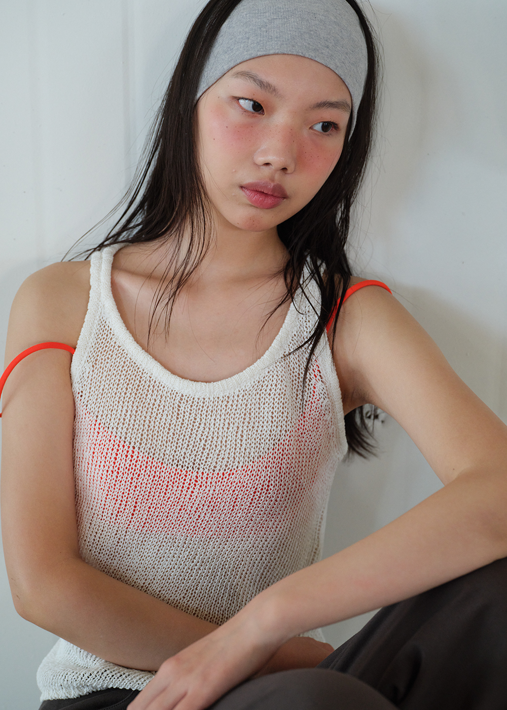 엔써이즈예스 페이퍼 니트 슬리브리스 화이트 | Answerisyes | KREAM