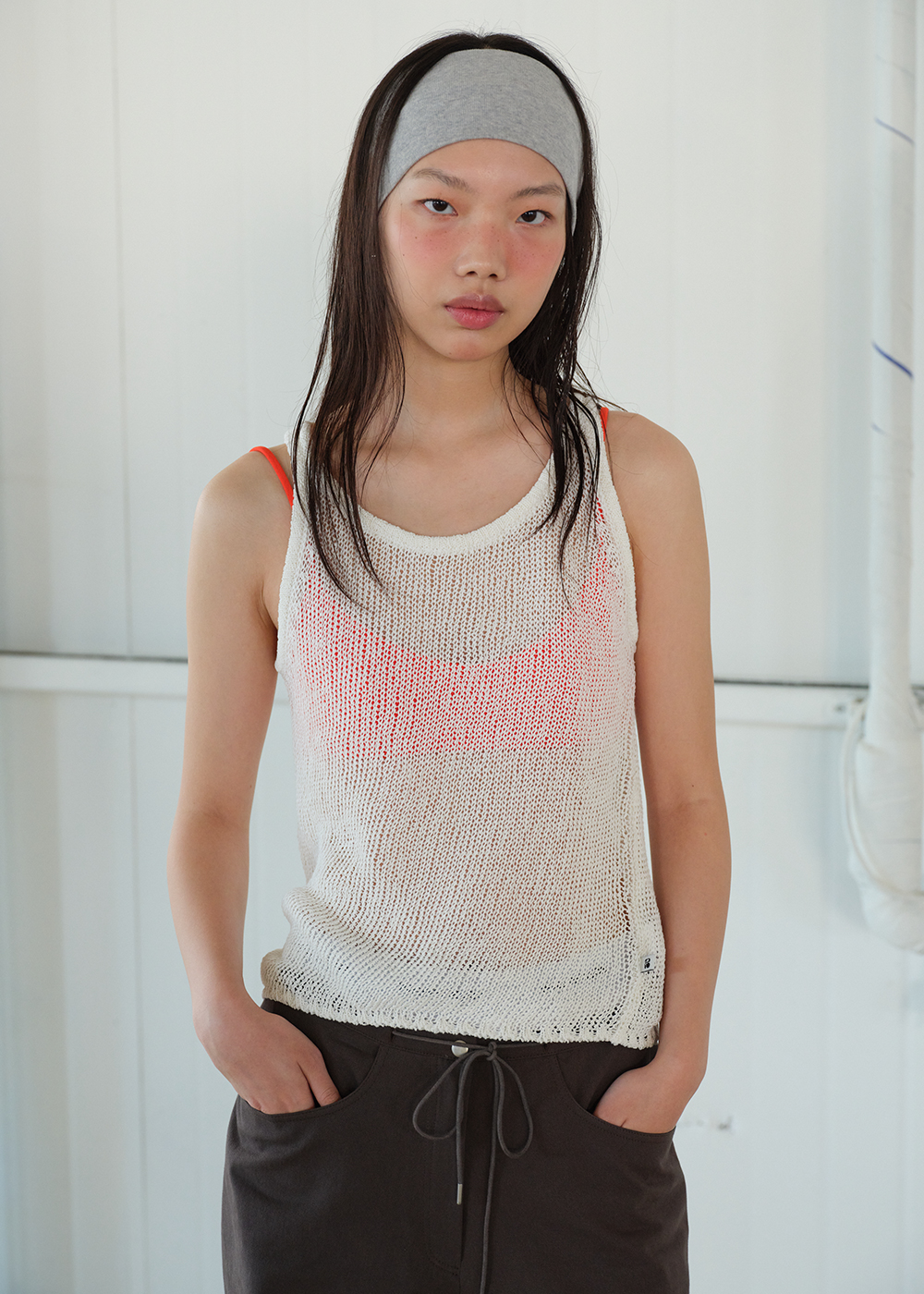 엔써이즈예스 페이퍼 니트 슬리브리스 화이트 | Answerisyes | KREAM