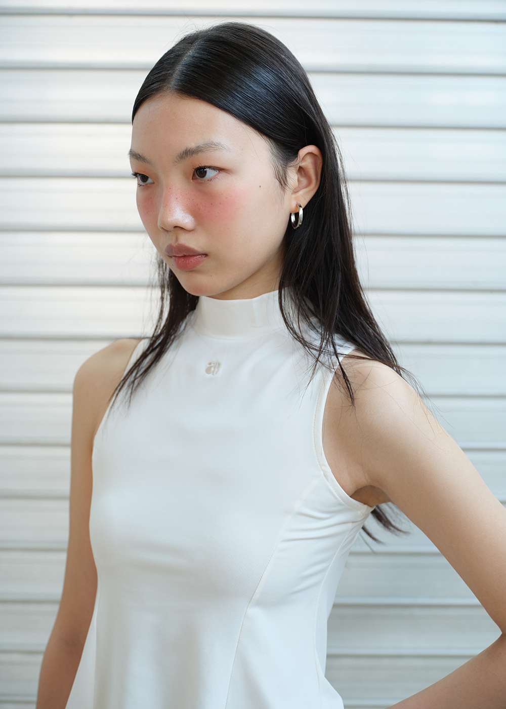 엔써이즈예스 폴카 크레이프 슬리브리스 탑 크림 | Answerisyes | KREAM