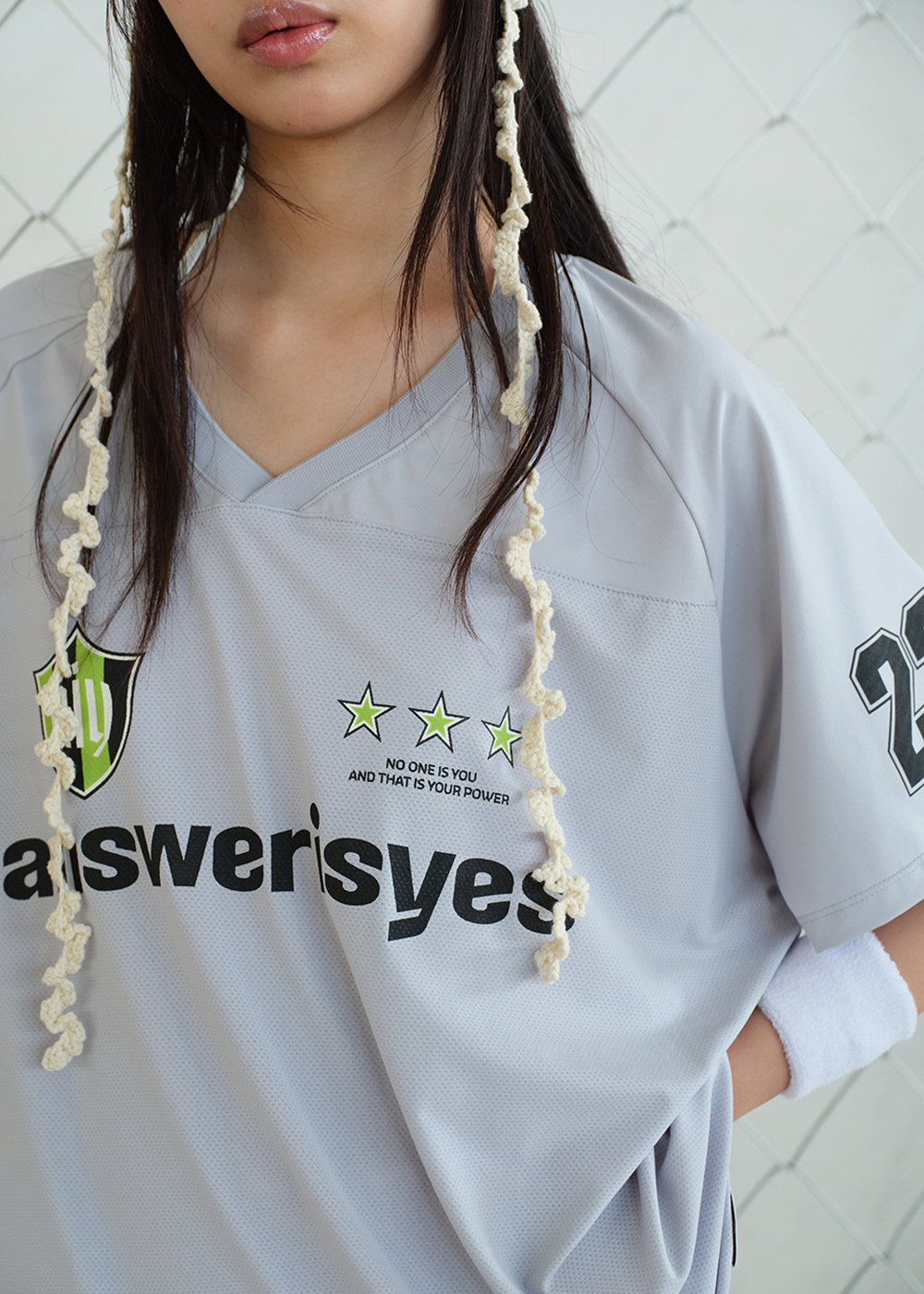 엔써이즈예스 브이넥 스포츠 저지 그레이 | Answerisyes | KREAM