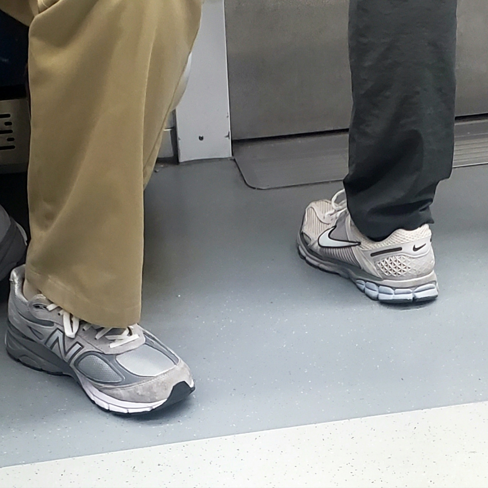 990 V4 VS 줌보메로5 라오브 | KREAM