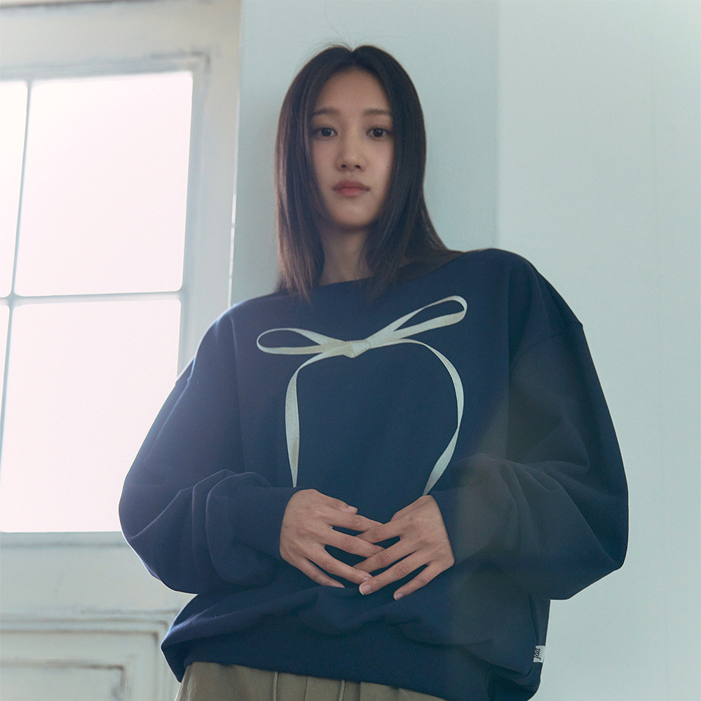 에프에이디 휴지 리본 스웨트 셔츠 네이비 | FAD | KREAM