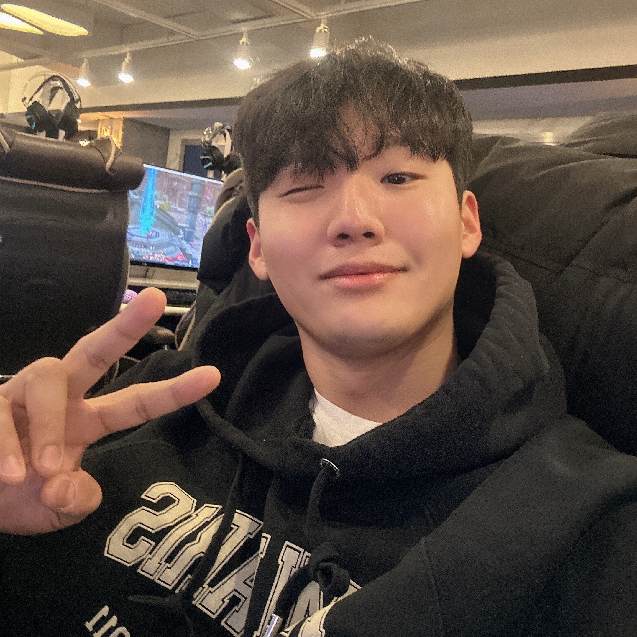 후드는 아미 파리스 갬성 못이기지 | KREAM