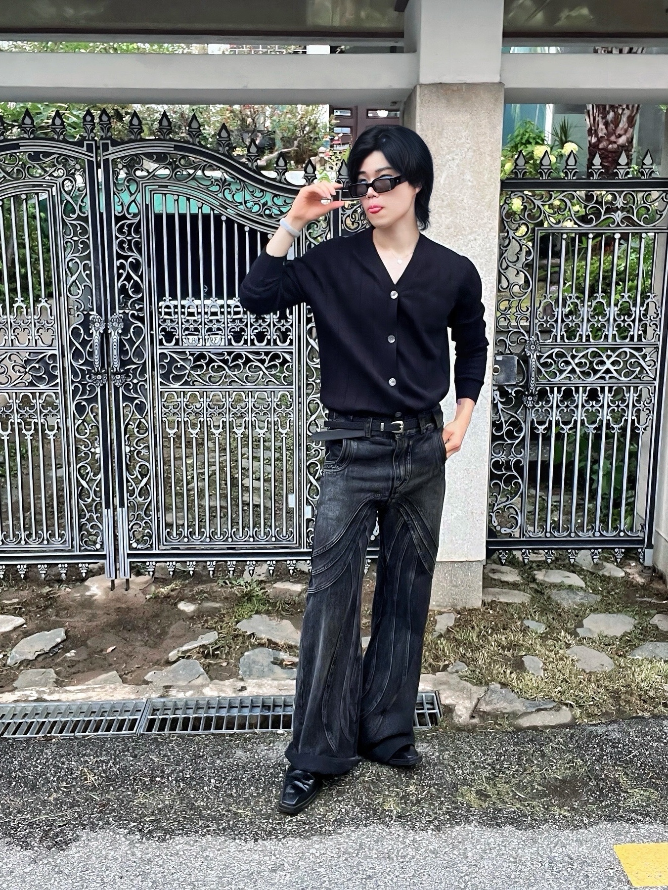 섹시한 가을남자의 쿨한 가디건 코디 | KREAM