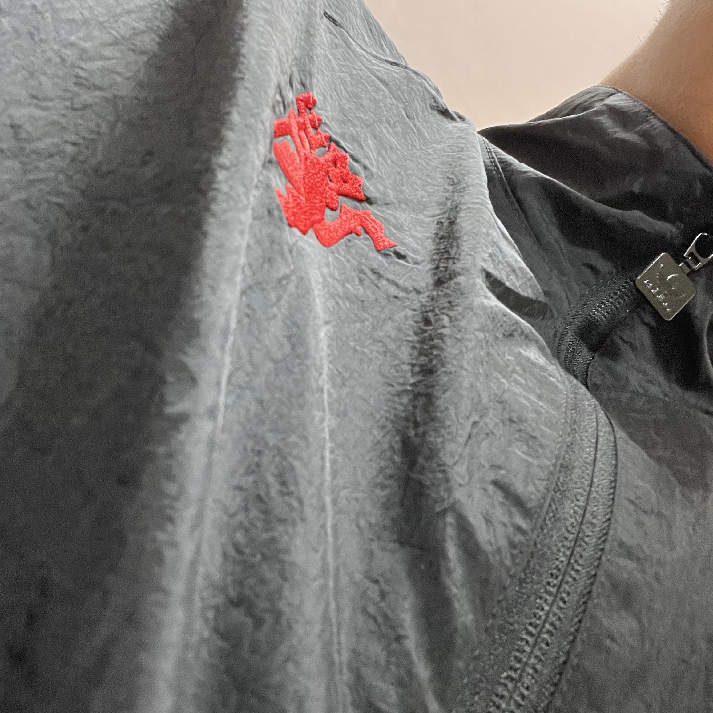 실밥이4개나나와있어요그래도 굳 | KREAM