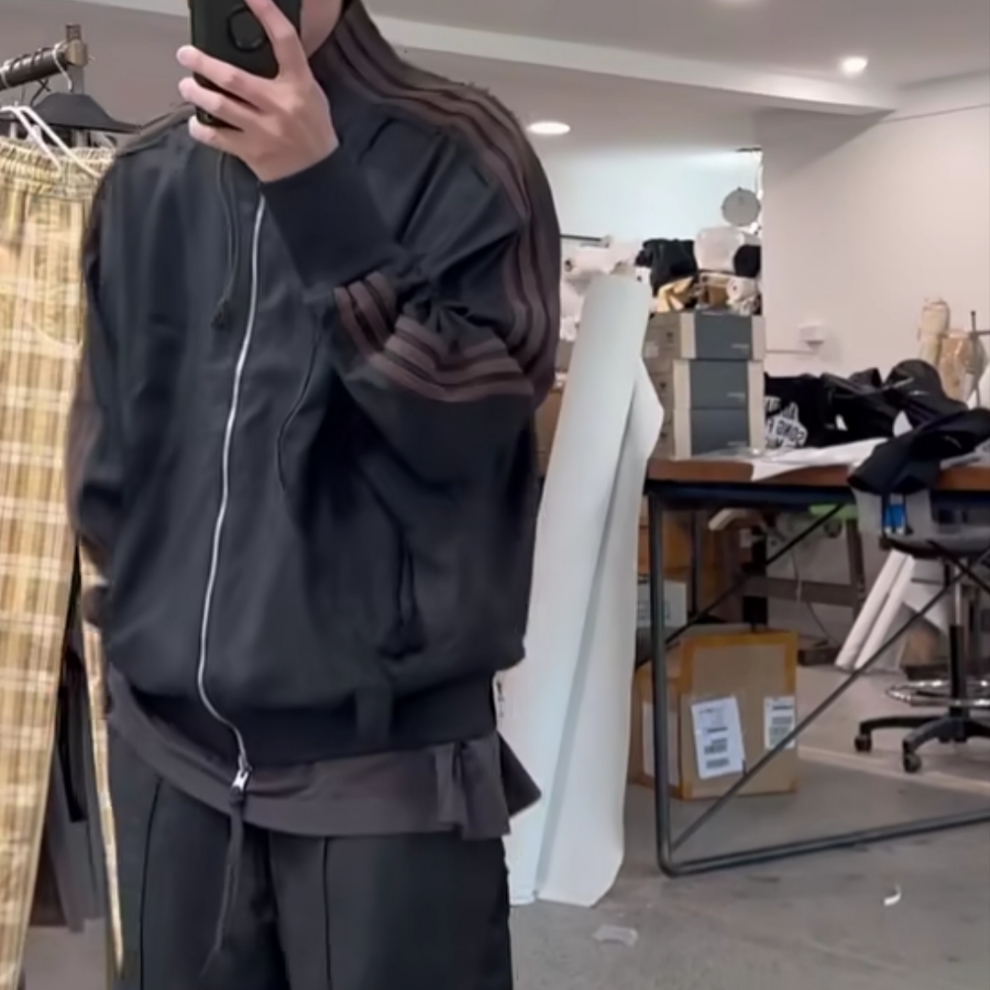 (@newnormal) 님의 게시물 | KREAM