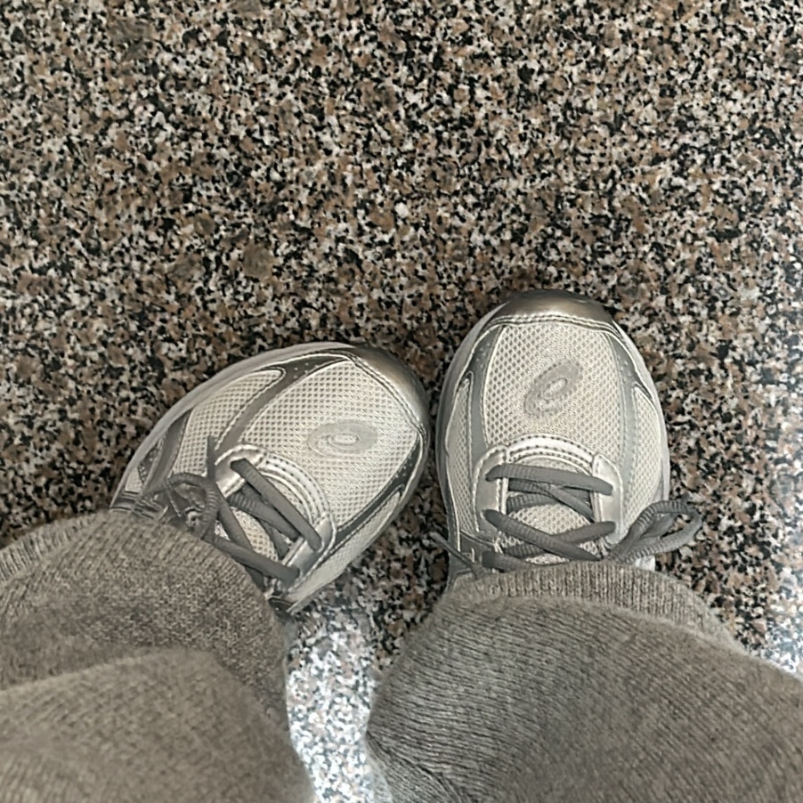 사이즈 230이고 이뻐용! | KREAM