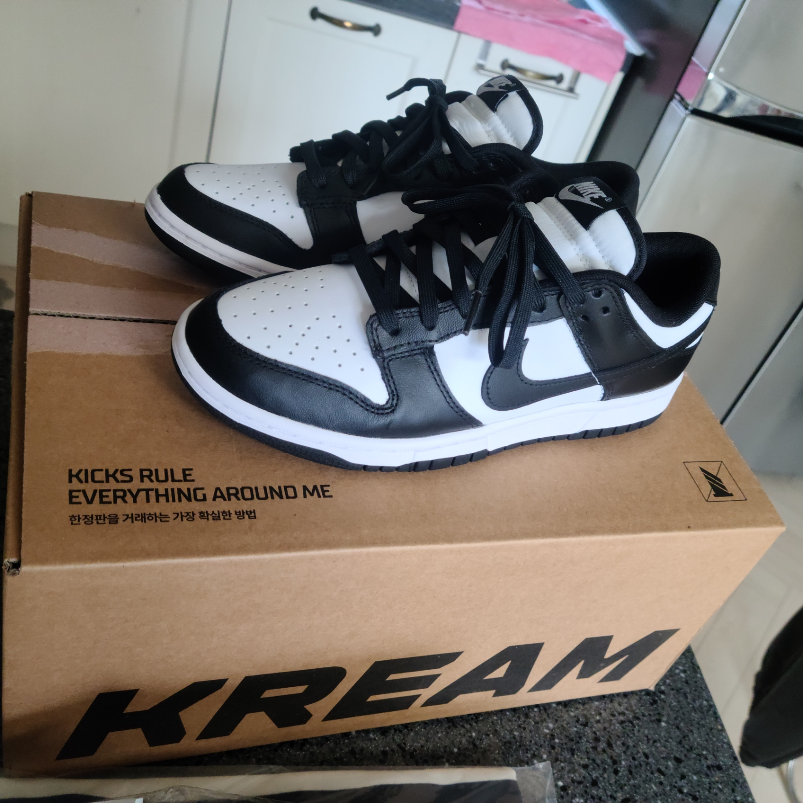 신발이 이쁘네요ㅎㅎ | KREAM