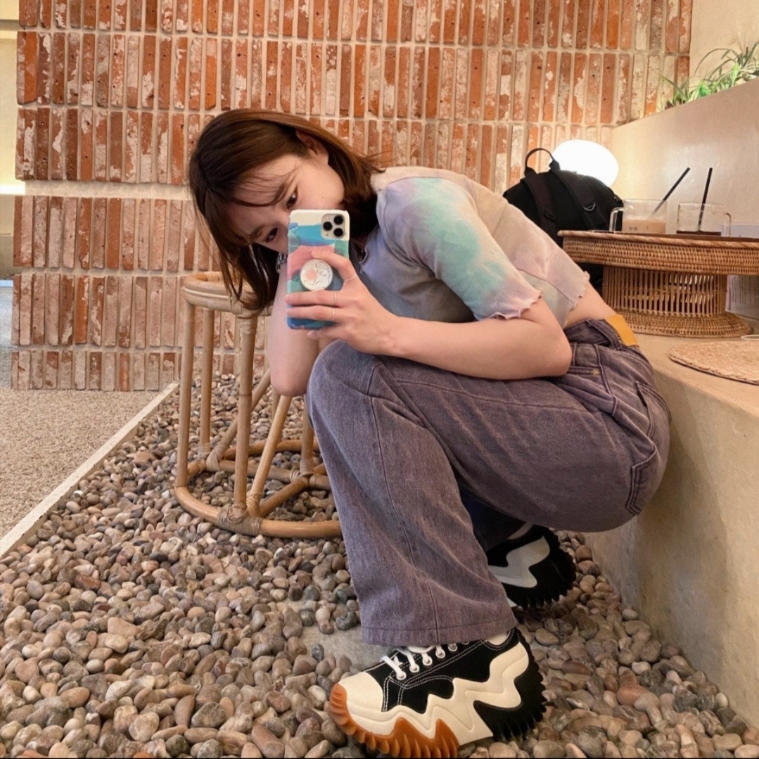 너무 신어 너덜너덜해진 신발 | KREAM