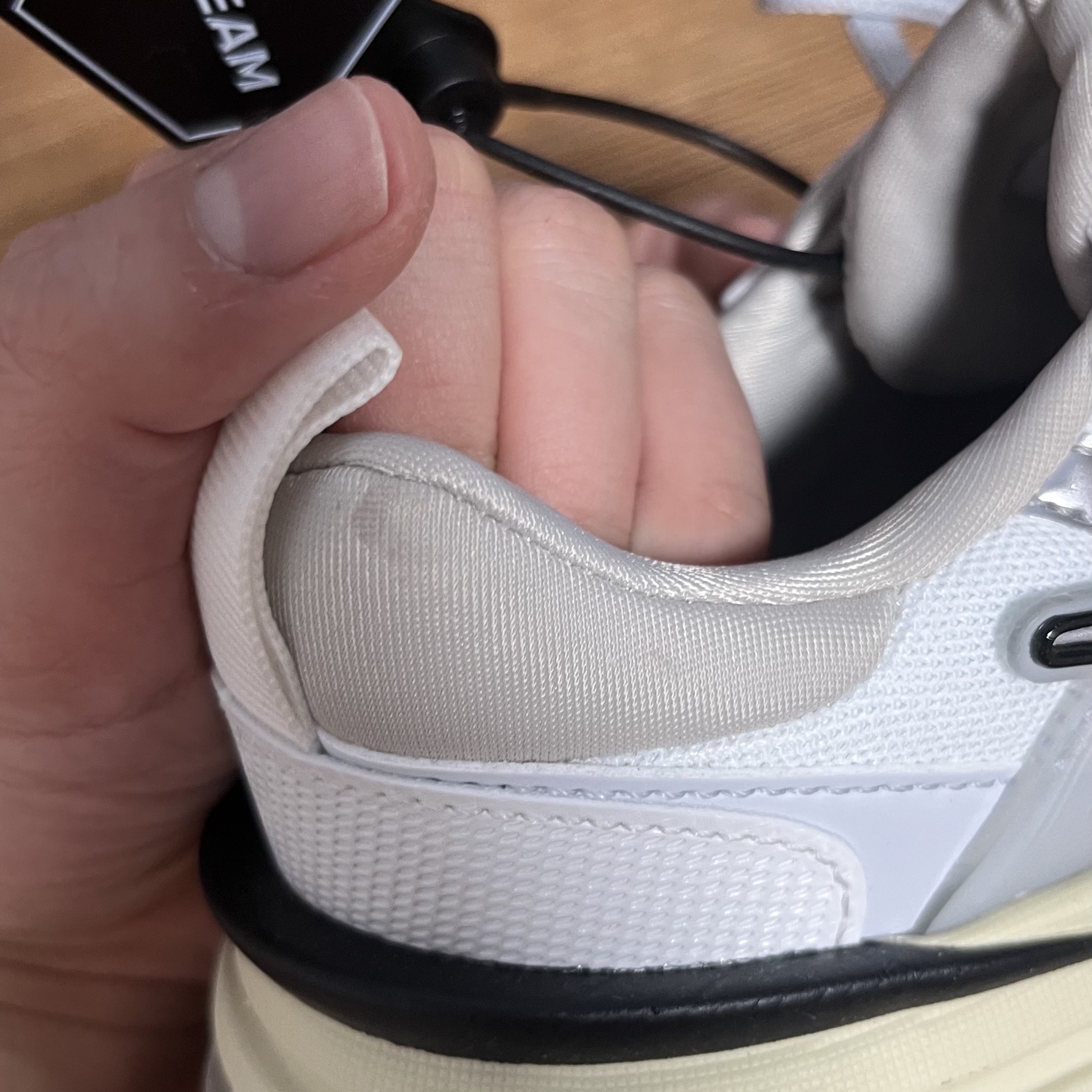 정품은 맞는데 새제품은 아닌가보네요 | KREAM