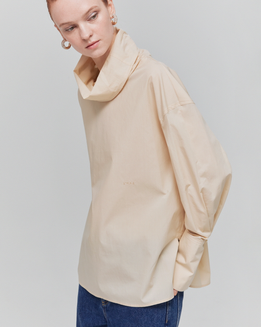 르하스 롤넥 코튼 셔츠 - 라이트 베이지 | L'H.A.S | KREAM