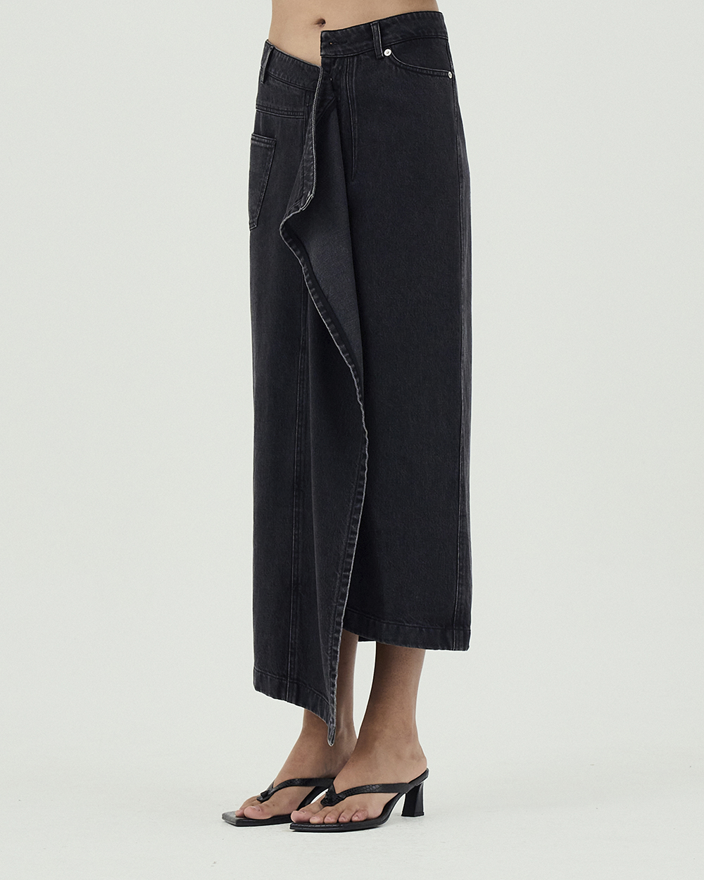 고엔제이 어시메트릭 드레이프 다운 워싱 미디 데님 스커트 블랙 | GOEN.J | KREAM