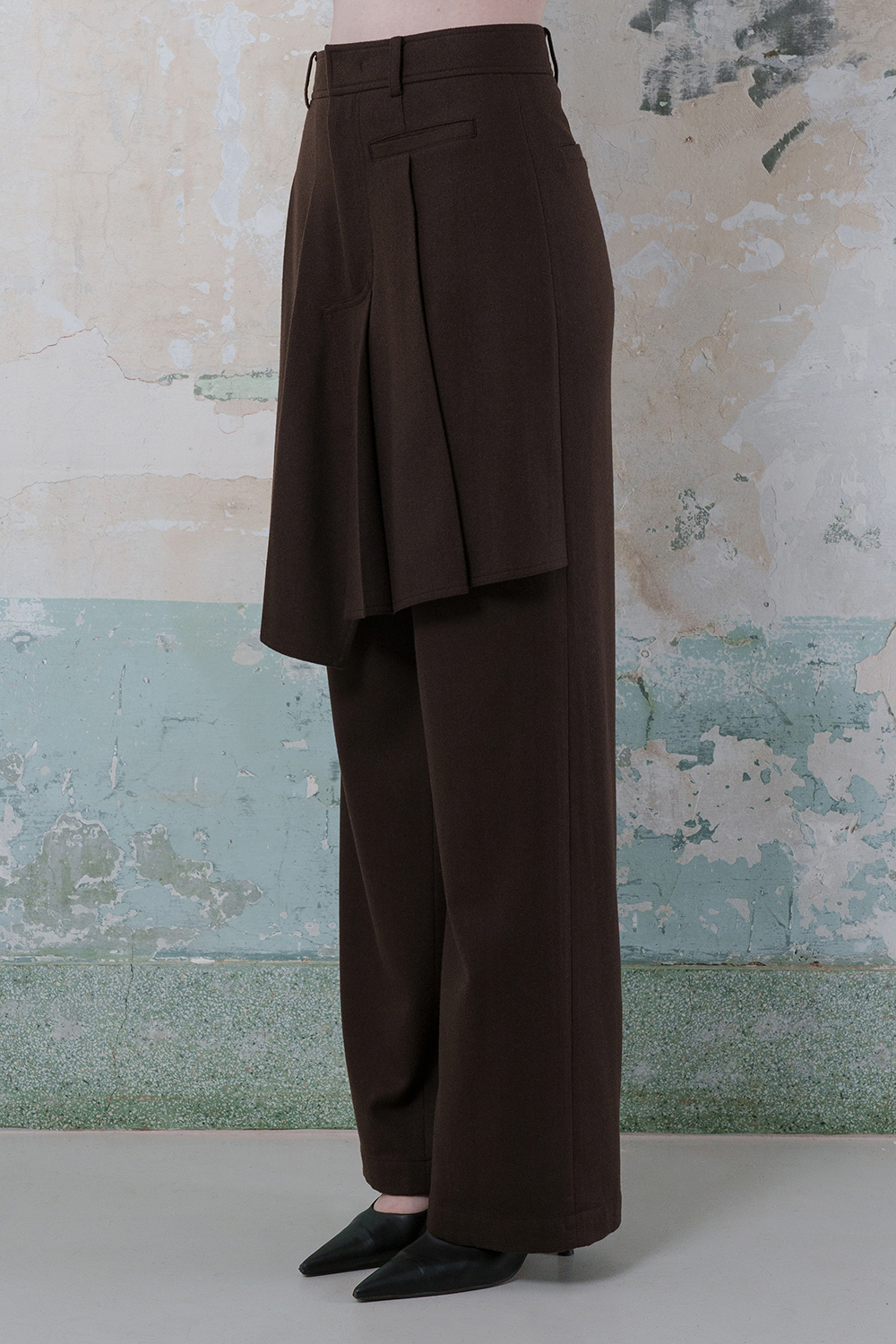 고엔제이 어시메트릭 플리츠 디테일 스트레이트 팬츠 브라운 | GOEN.J | KREAM