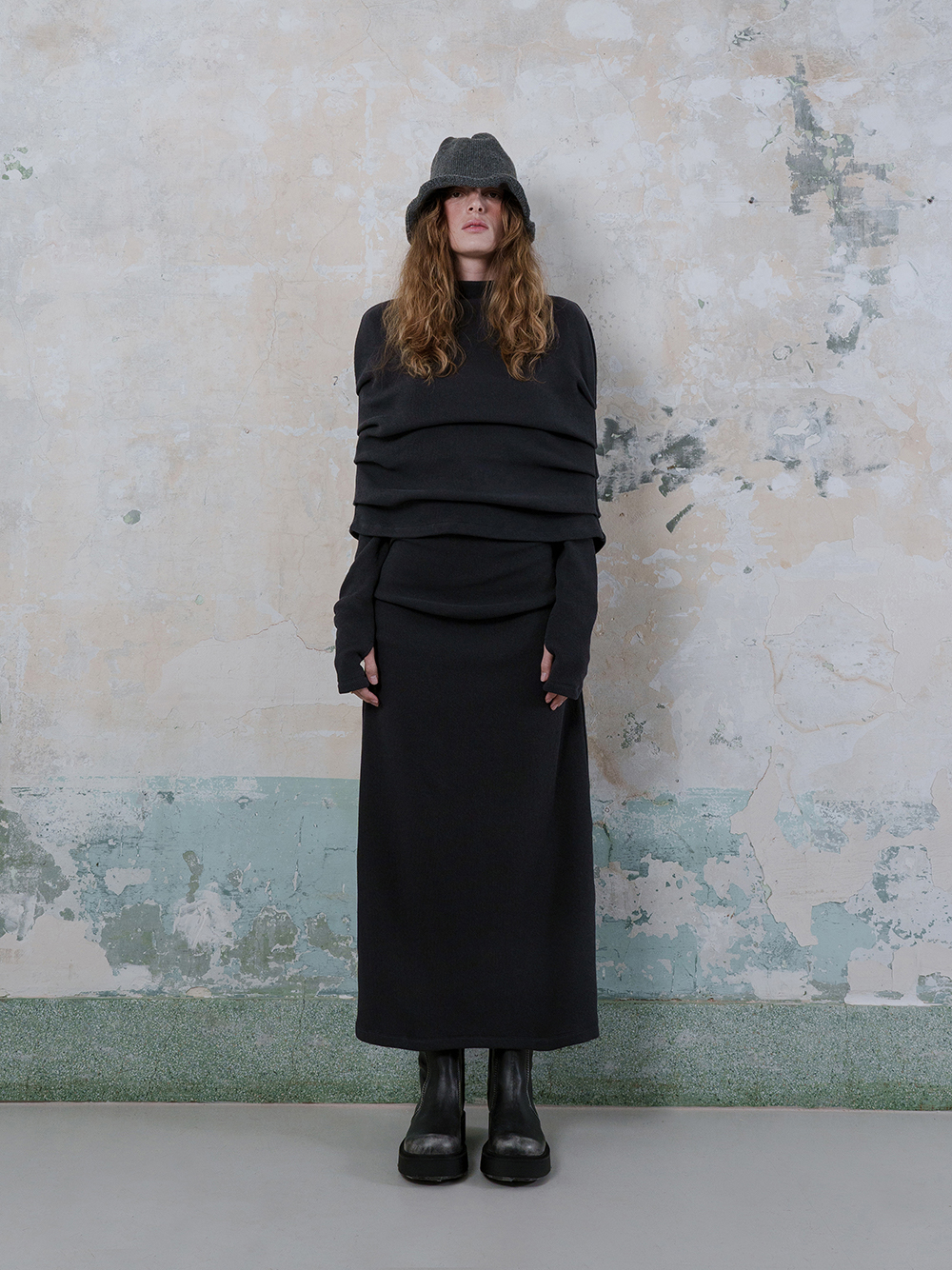 고엔제이 케이프이펙트 니트 드레스 차콜 | GOEN.J | KREAM