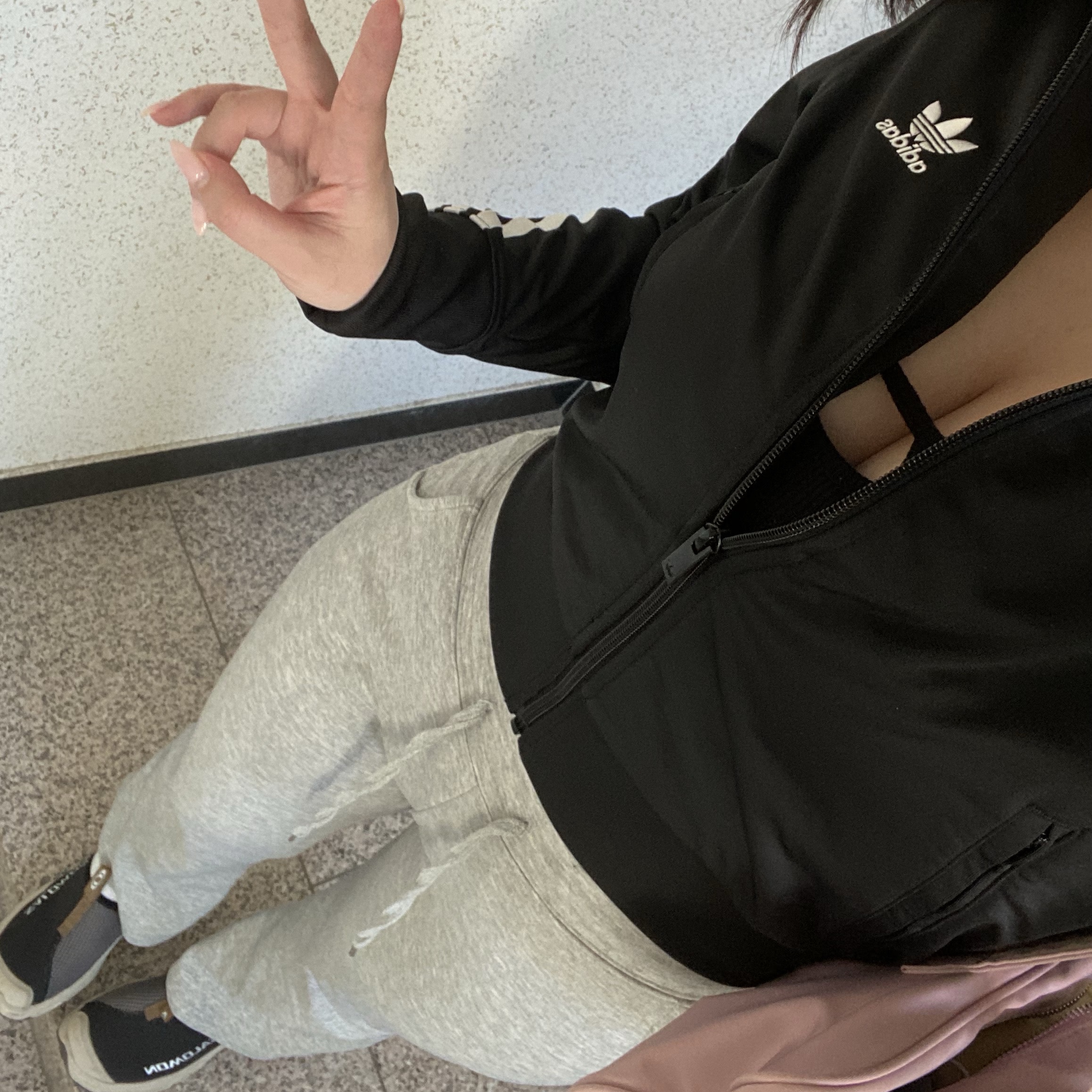 바지 끈이 왜 저러는지는 저도 몰라요 | KREAM