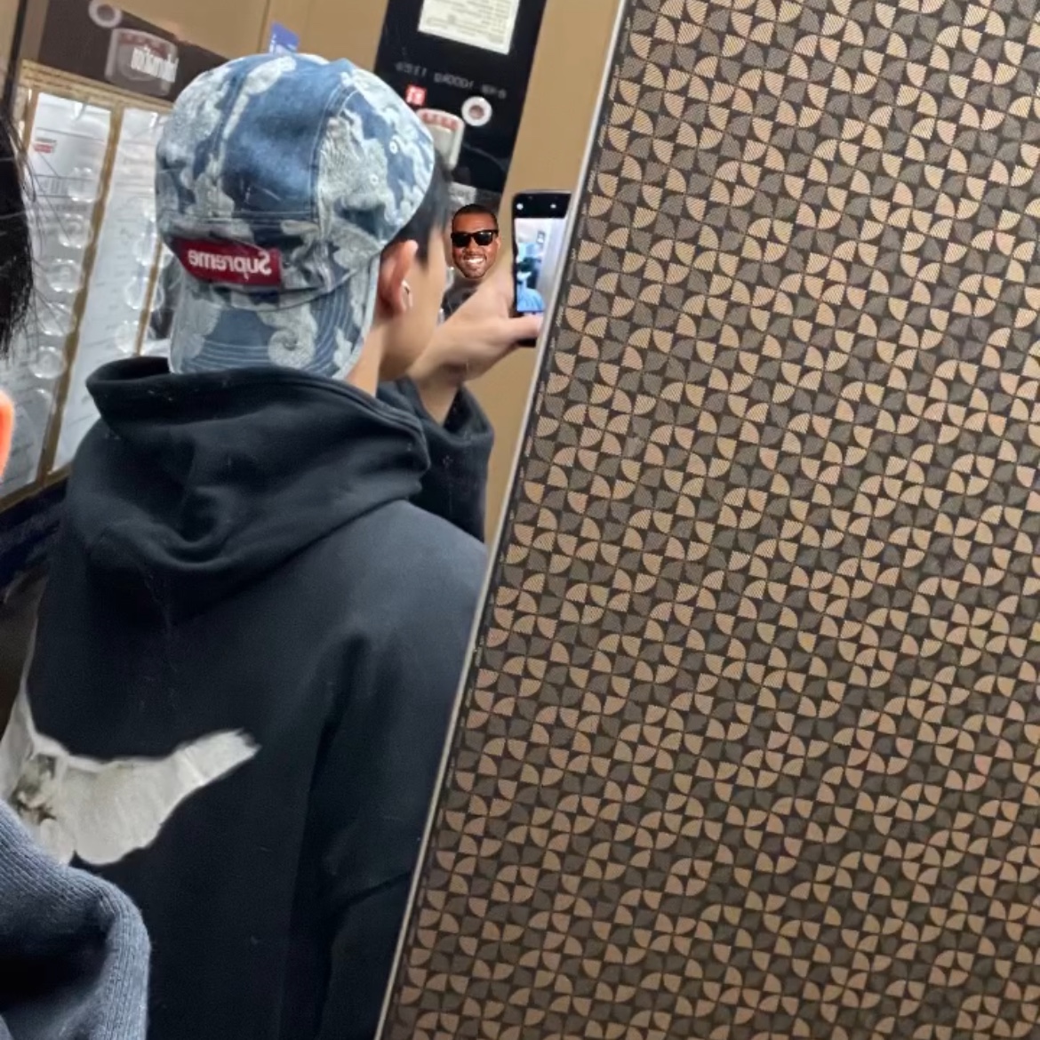 퇴근이‘ye’요 | KREAM