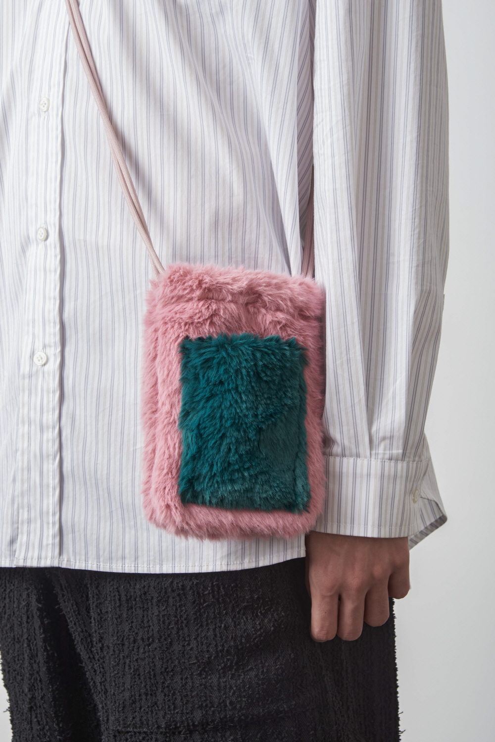 호노 리포트 퍼 미니 백 & 브로치 핑크 그린 | Hono Report | KREAM