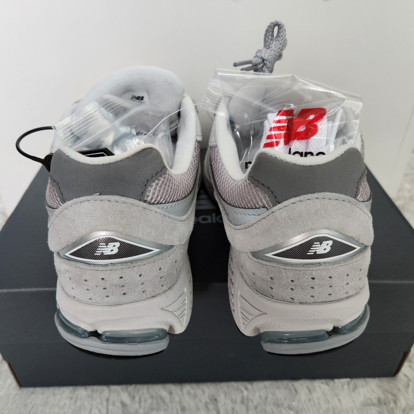 2002R T2 그레이 | KREAM