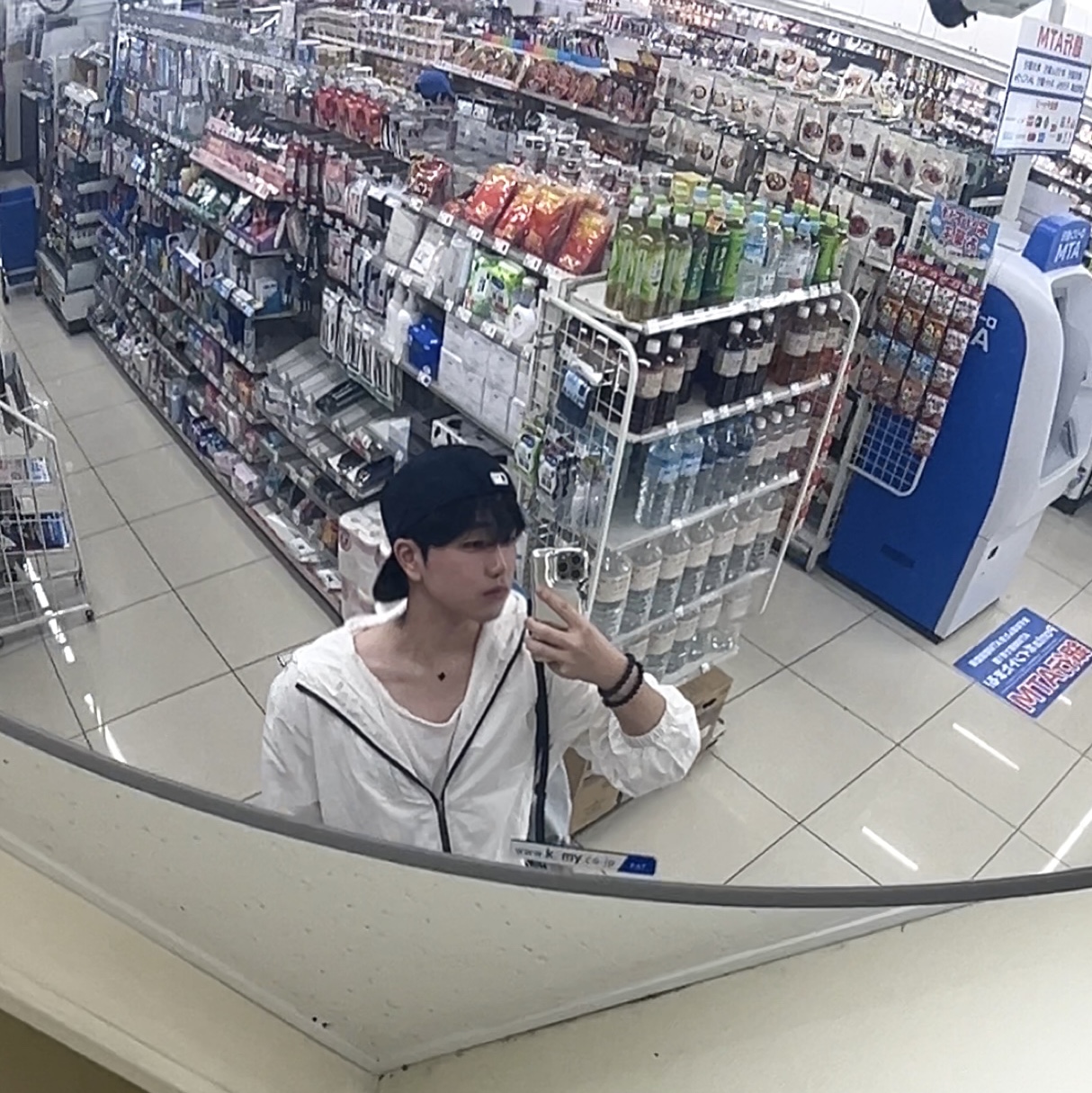 (@lv_o4_e) 님의 게시물 | KREAM