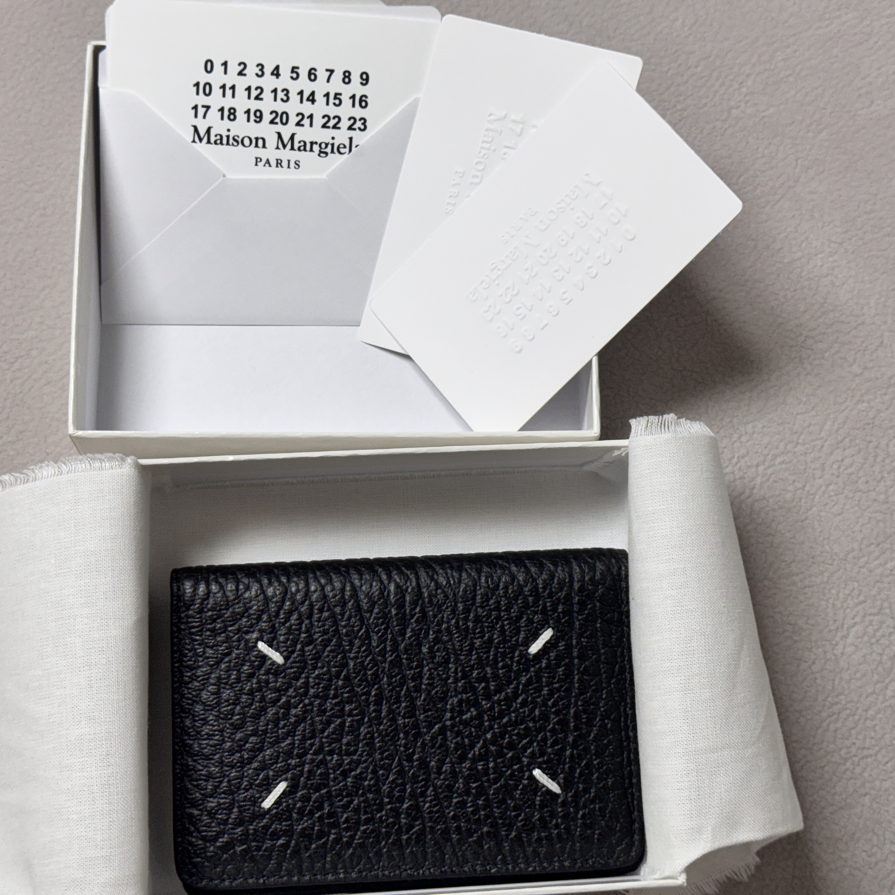 간결함의 끝판왕 | KREAM