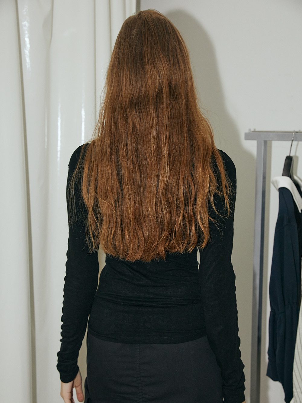 영오 라인 디테일 터틀넥 블랙 | YOUNGOH | KREAM