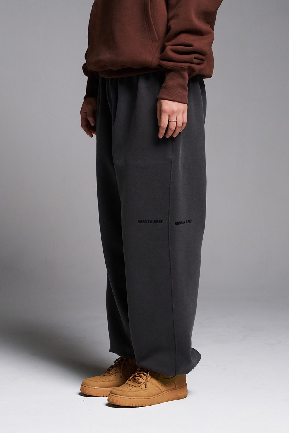 브로큰비트 조거 팬츠 차콜 | BROKEN BEAT | KREAM