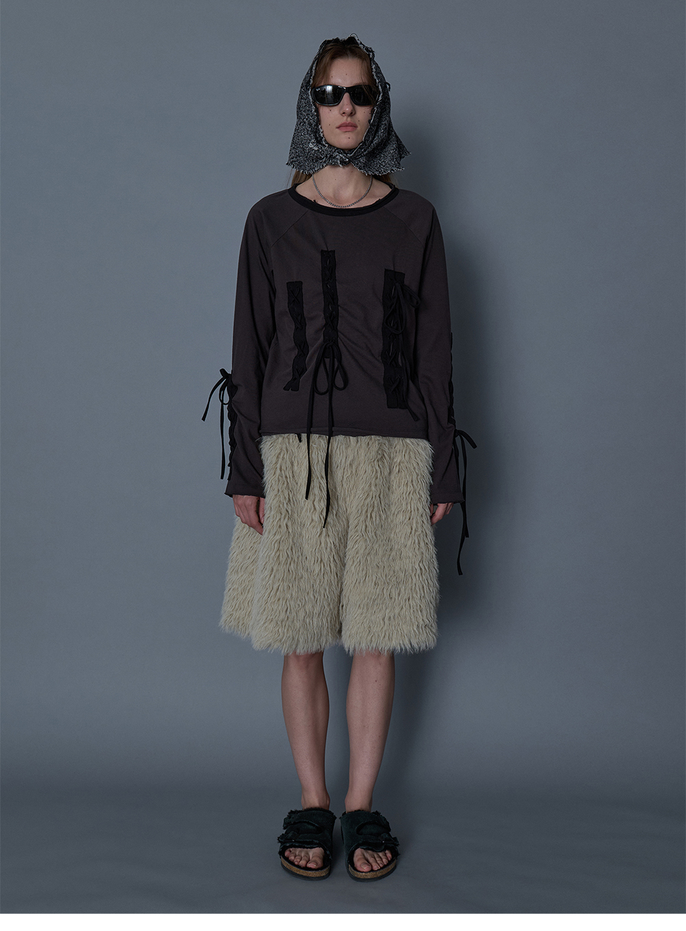 경 레이스업 티 블랙 | Gyeong | KREAM