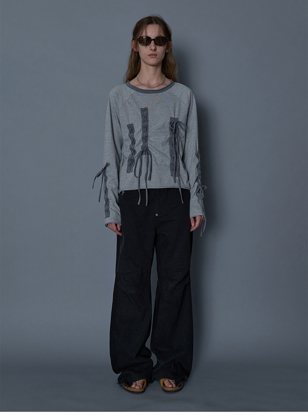 경 레이스업 티 그레이 | Gyeong | KREAM