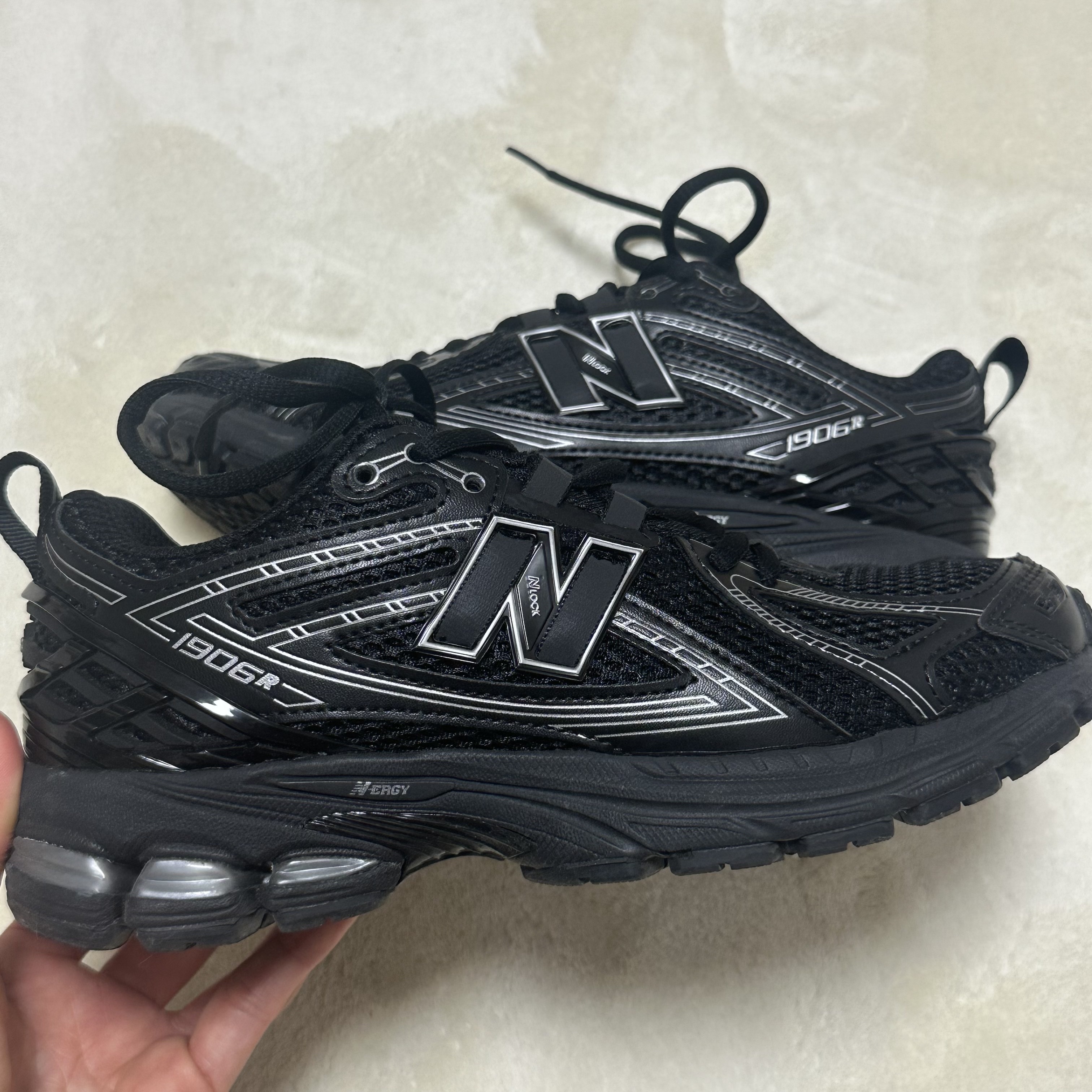 블랙인데 귀여움 | KREAM