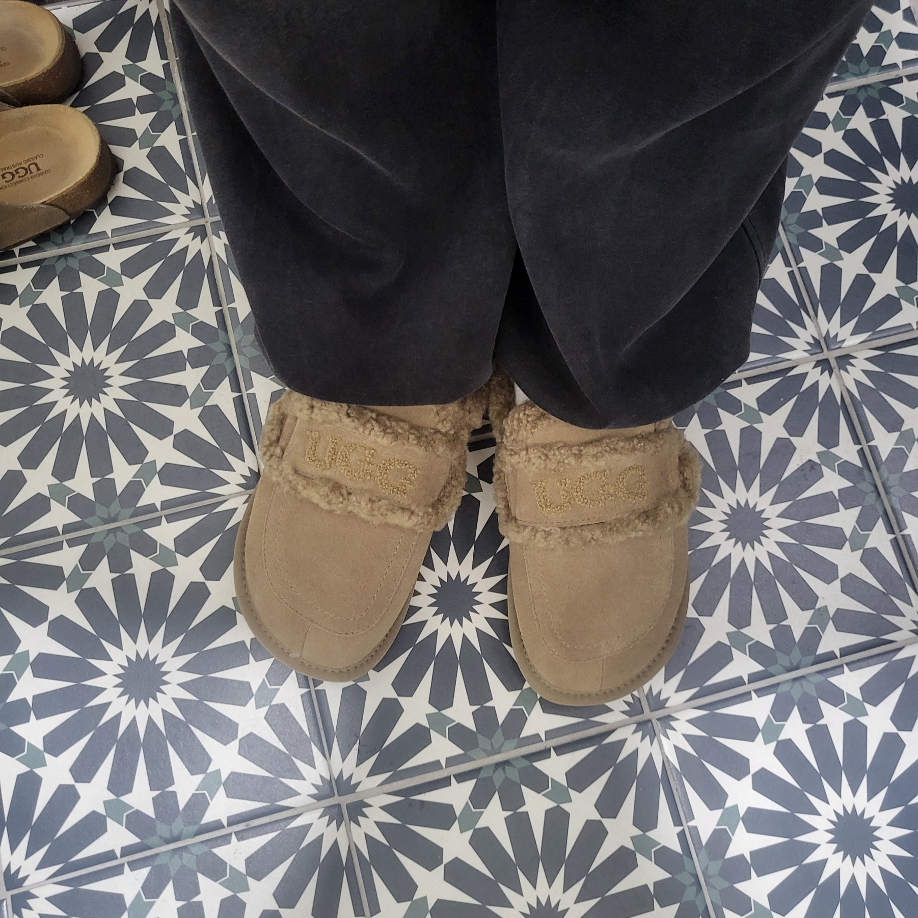 #호주어그#265#eu41#겨울이쁜신 | KREAM